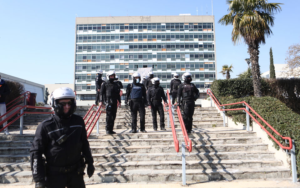 Έξω η αστυνομία από τα πανεπιστήμια! Να μη γίνει η βαναυσότητα που ...